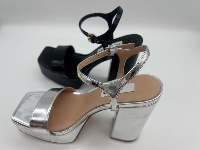 中国 パテントPuの女性の革服靴の正方形つま先の銀製の黒いがっしりしたかかと 販売のため