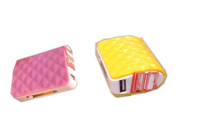 Cina La Banca 5Volt di giallo/rosa 4000mah 18650 potere con la lampada del visualizzatore digitale LED in vendita