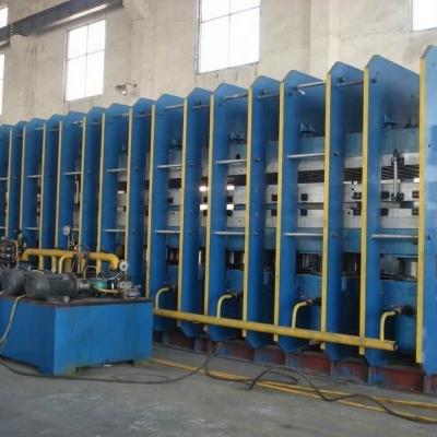 Cina 25 MPa Pressione di piastra Macchina di stampa a caldo idraulica per vulcanizzazione di nastri trasportatori di gomma in vendita