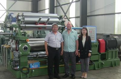 China Máquina de calendário de pneus de dois rolos de 90 kW com altos benefícios de custo e eficiência à venda