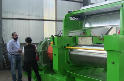 China Máquina de calendário de pneus de dois rolos de 90 kW com altos benefícios de custo e eficiência à venda