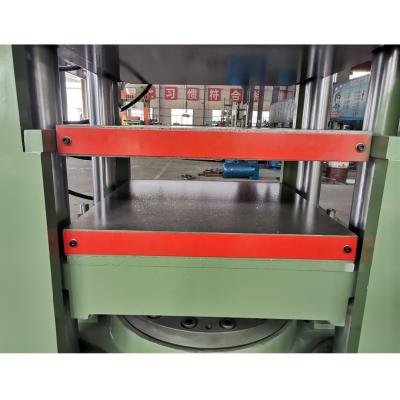 Cina Macchine per il curaggio della gomma per la pressatura a caldo di tappeti di gomma e tensione migliorata 380V/220V in vendita
