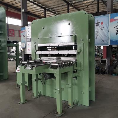 Cina 75 kW macchina automatica di stampa a caldo di gomma per vulcanizzazione precisa di tappeti di gomma in vendita