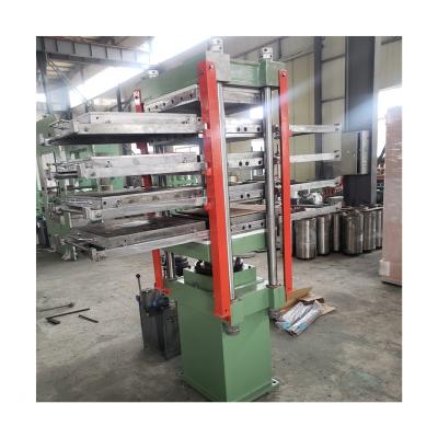 Cina 220V/380V Voltage Rubber Vulcanizing Press Machine per la fabbricazione di tappetini resistenti all'usura in vendita
