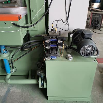 Cina Macchina di stampa vulcanizzatrice per pneumatici a mascella di tipo gomma a controllo PLC in vendita