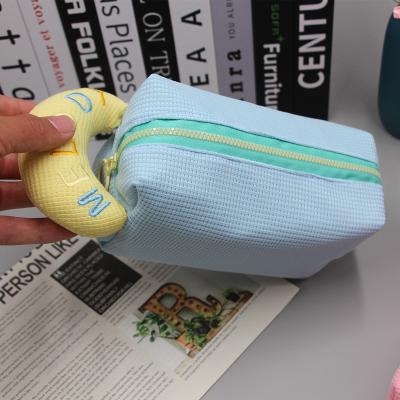 Cina Acceptabile OEM/ODM Makeup Bag Cartoon Toiletry Portatile Waffle Cosmetic Bag per ragazze in vendita