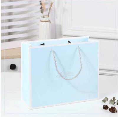 Cina Borsa da shopping stampata su misura di cartone Borsa regalo di carta kraft bianca di lusso con maniglia a nastro in vendita