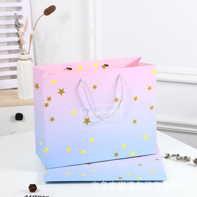 Cina Borsa da shopping stampata su misura di cartone Borsa regalo di carta kraft bianca di lusso con maniglia a nastro in vendita