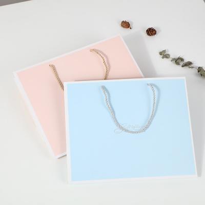 Cina Borsa da shopping stampata su misura di cartone Borsa regalo di carta kraft bianca di lusso con maniglia a nastro in vendita
