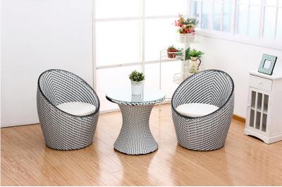 China Outdoor furniture rattan patio table with glass for sale