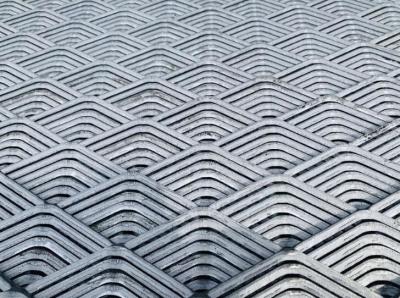 中国 4*8フィート 鉄 ダイヤモンド 拡張 メタル メッシュ 建築用材料 販売のため