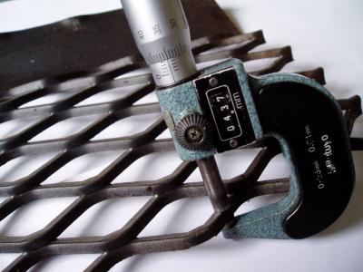 中国 2-8mmは通路のスリップの抵抗のための電流を通された鋼鉄網を拡大した 販売のため