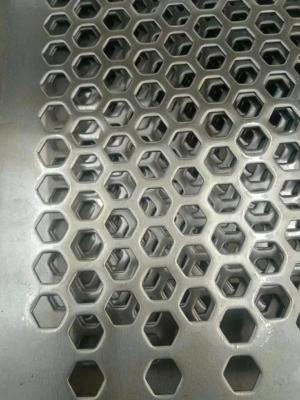 中国 六角形装飾的な網の穴があいた金属片のパネルの小さい穴 販売のため