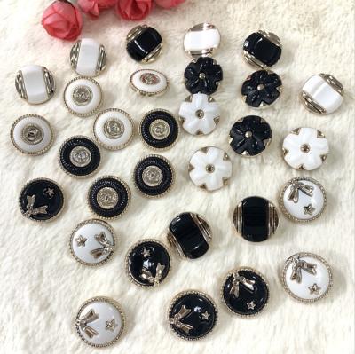 China wholesale factory 18L 20L 24L 28L  34L big size plastic ABS coat button combine plastic button for sale