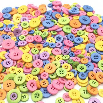 China Cheap Wholesale Colorful Transparent Plastic Button Sewing Button 2 or 4-Holes Button for Man for sale