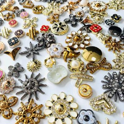 China 2021 Wholesale kinds of plastic rivet shoe upper buckle accessories for women for sale