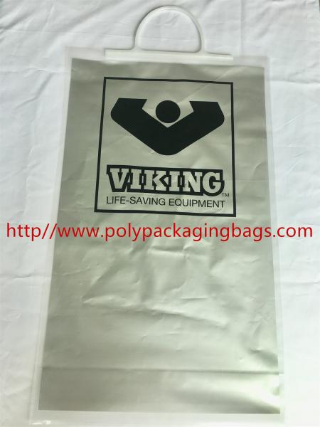 Main argentée - les sachets en plastique de blessure pour des vêtements s'ouvrent de la poignée avec le bouton instantané