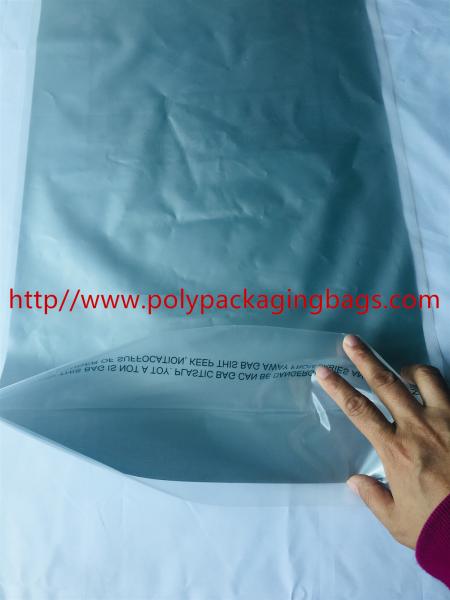 Main argentée - les sachets en plastique de blessure pour des vêtements s'ouvrent de la poignée avec le bouton instantané