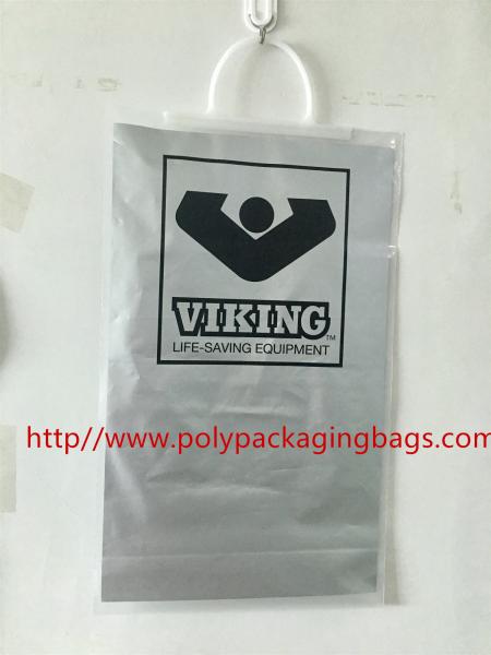 Main argentée - les sachets en plastique de blessure pour des vêtements s'ouvrent de la poignée avec le bouton instantané