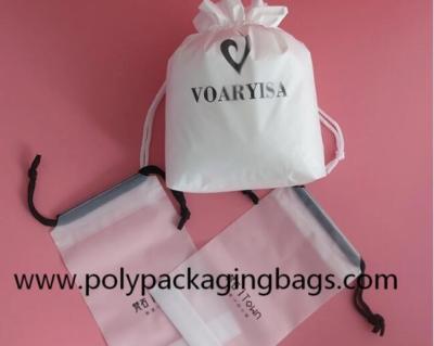 중국 CMYK 색은 의복 포장을 위한 플라스틱 백을 드로스트링 서리가 내렸습니다 판매용