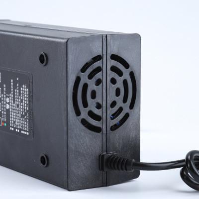 Cina Ione astuto automatico 12/del litio dell'automobile Lifepo4 del caricatore 24v della batteria al litio del caricabatteria dello ione 48v del litio in vendita