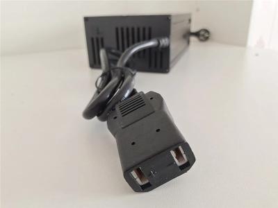 Cina Caricatore della batteria al piombo 48V15A per il caricabatteria del carretto di golf per la batteria al piombo caricabatteria solare da 12 volt in vendita