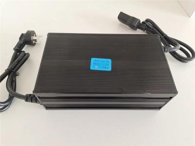 Cina Caricatore della batteria al piombo 48V15A per il caricabatteria del carretto di golf per la batteria al piombo caricabatteria solare da 12 volt in vendita