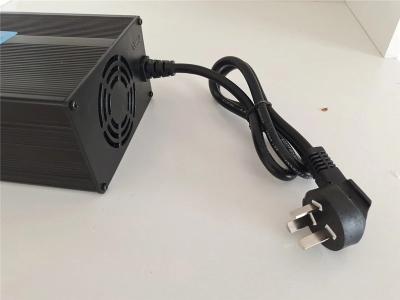 Cina Caricatore della batteria al piombo 48V15A per il caricabatteria del carretto di golf per la batteria al piombo caricabatteria solare da 12 volt in vendita