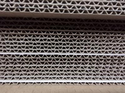 Cina I cartoni su ordinazione del fiore riciclano le scatole 3ply 5ply del cartone ondulato in vendita