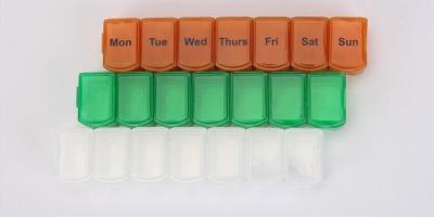 China A week multi-function cabinet shape pill container 4 times daily, Random color plastic pill containers 7 compartments dr for sale