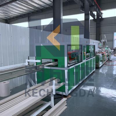 Cina 150 - 180 kg/hr Linea di produzione di cartoni di schiuma in PVC Linea di estrusione di cartoni in PVC in vendita
