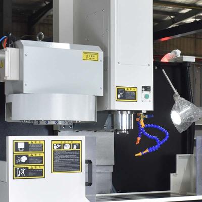 Cina Precisione di posizionamento verticale del centro di macchina di CNC di 400KG Max Load BT40 0.01mm in vendita