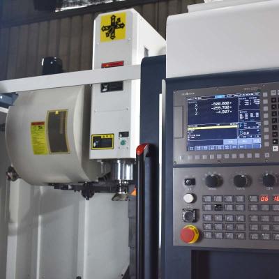 Cina Centro di lavorazione verticale 400KG capacità dello strumento dei pezzi di Max Load 12 - 24 di CNC BT40 in vendita