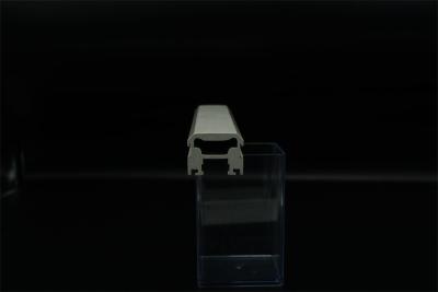 中国 エクストルーデッドPVCプロファイル プラスチック装飾用ストライプ 販売のため