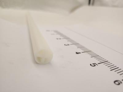 중국 삼각형 PVC ABS PP 추출 채널 플라스틱 추출 기울기 프로파일 트렁킹 사용자 정의 판매용