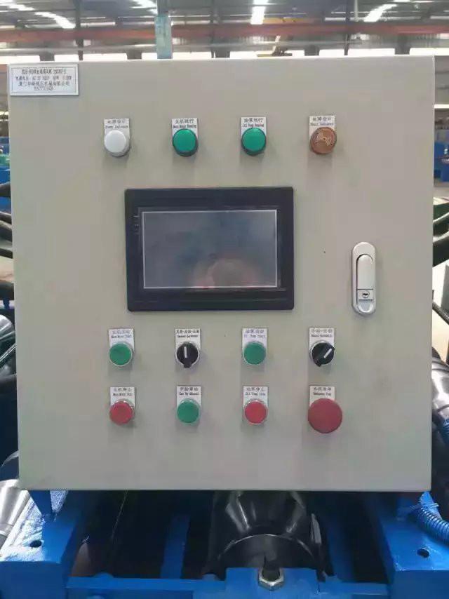Rotolo delle mattonelle di tetto che forma macchina
