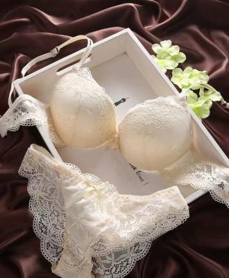 Cina Il reggiseno più di dimensione del triangolo mette le calzamaglia merletta l'insieme sexy del riassunto della cinghia delle belle donne in vendita