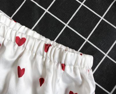 China De zoete Leuke Sleeveless Korte Nachtjapon plaatst de Sexy Zachte Pyjama van het Satijnhart voor Vrouwen Te koop