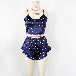 China De zoete Leuke Sleeveless Korte Nachtjapon plaatst de Sexy Zachte Pyjama van het Satijnhart voor Vrouwen Te koop
