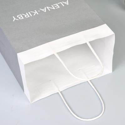 Cina 120gsm ha riciclato i sacchi di carta bianchi durevoli con le maniglie torte in vendita