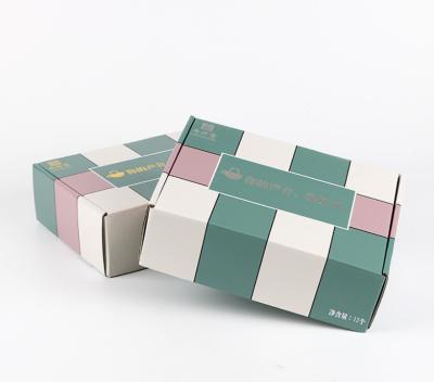 Cina Contenitori di pacchetto del cartone della stagnola d'argento dell'oro per il regalo che imballa 250gsm in vendita