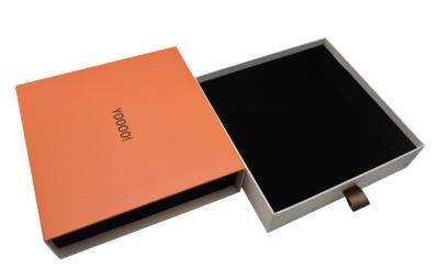 China As caixas de presente rígidas recicladas da joia com fita 157gsm revestiram à venda