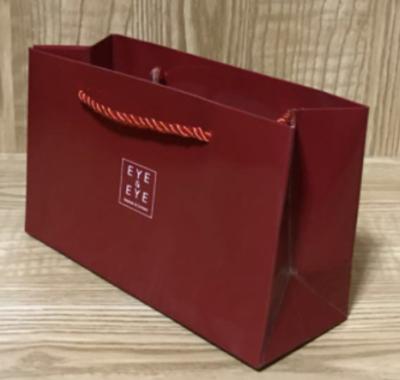 Cina La lucentezza ha laminato il sacco di carta 120gsm del bene durevole dell'OEM dei sacchetti della spesa della carta kraft in vendita