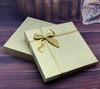 Cina Contenitori di regalo rigidi del cartone di Matt Lamination Butterfly Ribbon Closure in vendita