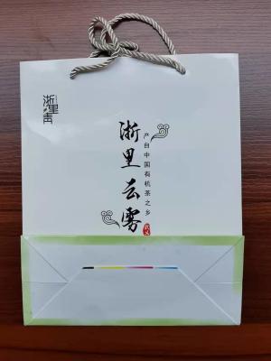 Cina Borse delle mercanzie di carta kraft di Matt Laminated 250gsm con la maniglia di nylon della corda in vendita