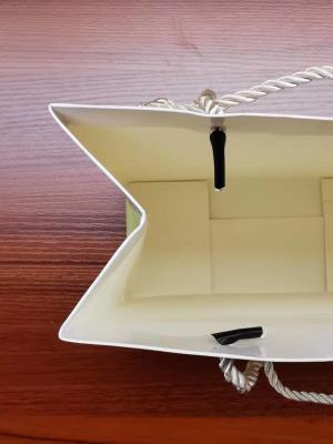 Cina Borse delle mercanzie di carta kraft di Matt Laminated 250gsm con la maniglia di nylon della corda in vendita