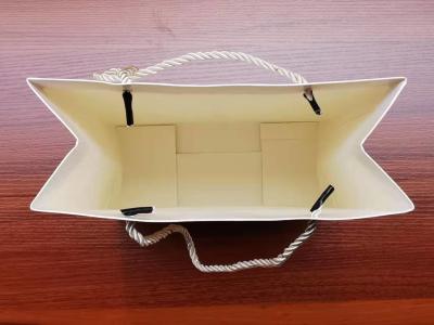 Cina Borse delle mercanzie di carta kraft di Matt Laminated 250gsm con la maniglia di nylon della corda in vendita