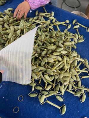 Cina Roller di massaggio a giada per il viso Anti-invecchiamento Roller di giada naturale Roller tascabile per il viso in vendita
