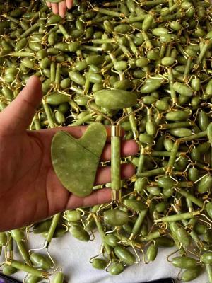 Cina Roller di massaggio a giada per il viso Anti-invecchiamento Roller di giada naturale Roller tascabile per il viso in vendita