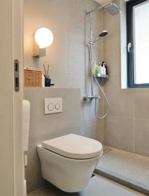 中国 Small Bathroom Full Frame Concealed Cistern Rectangular Design with Gravity Fed System 販売のため